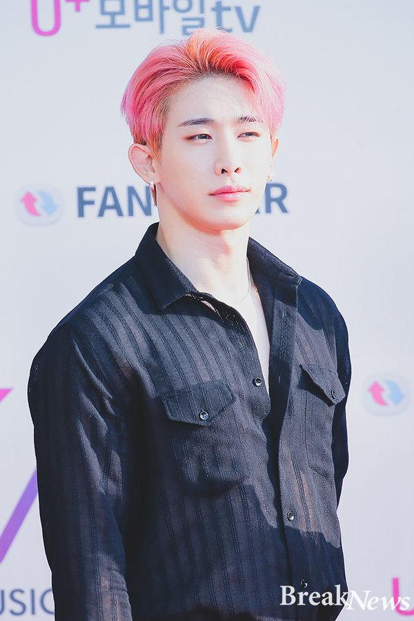 [포토]몬스타엑스 원호 분위기 넘치는 핑크보이