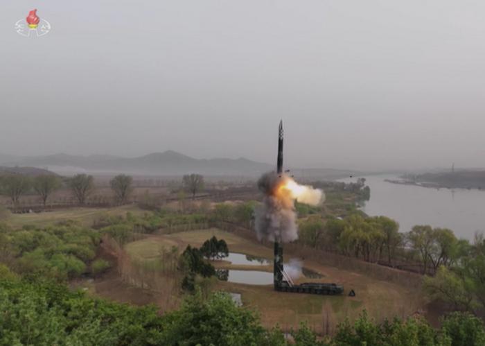 ˝북한 27일만에 ICBM 추정 탄도미사일 발사 1천km 비행 동해에 낙하˝:인터넷저널